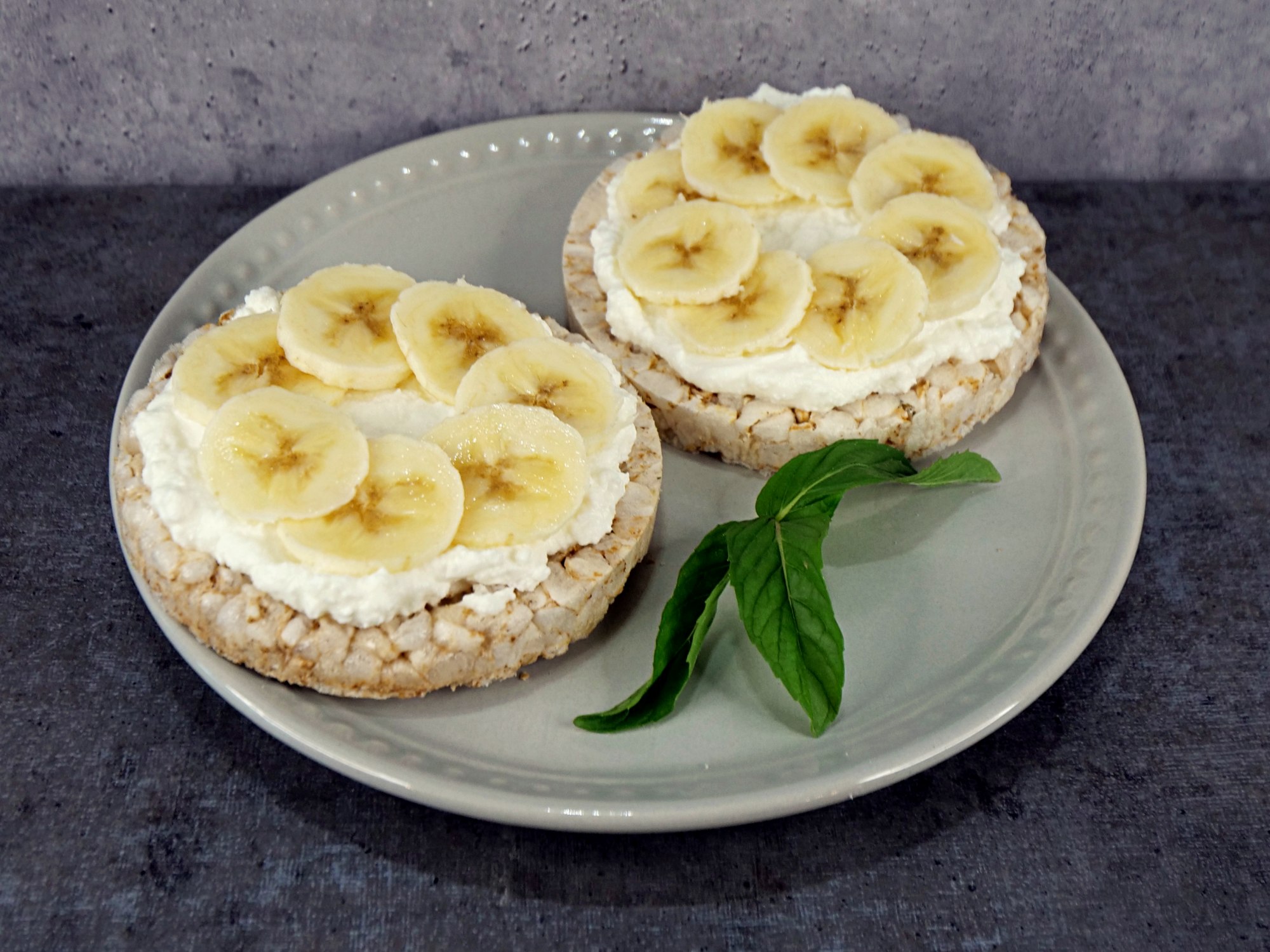 Rice cakes with ricotta cheese and banana