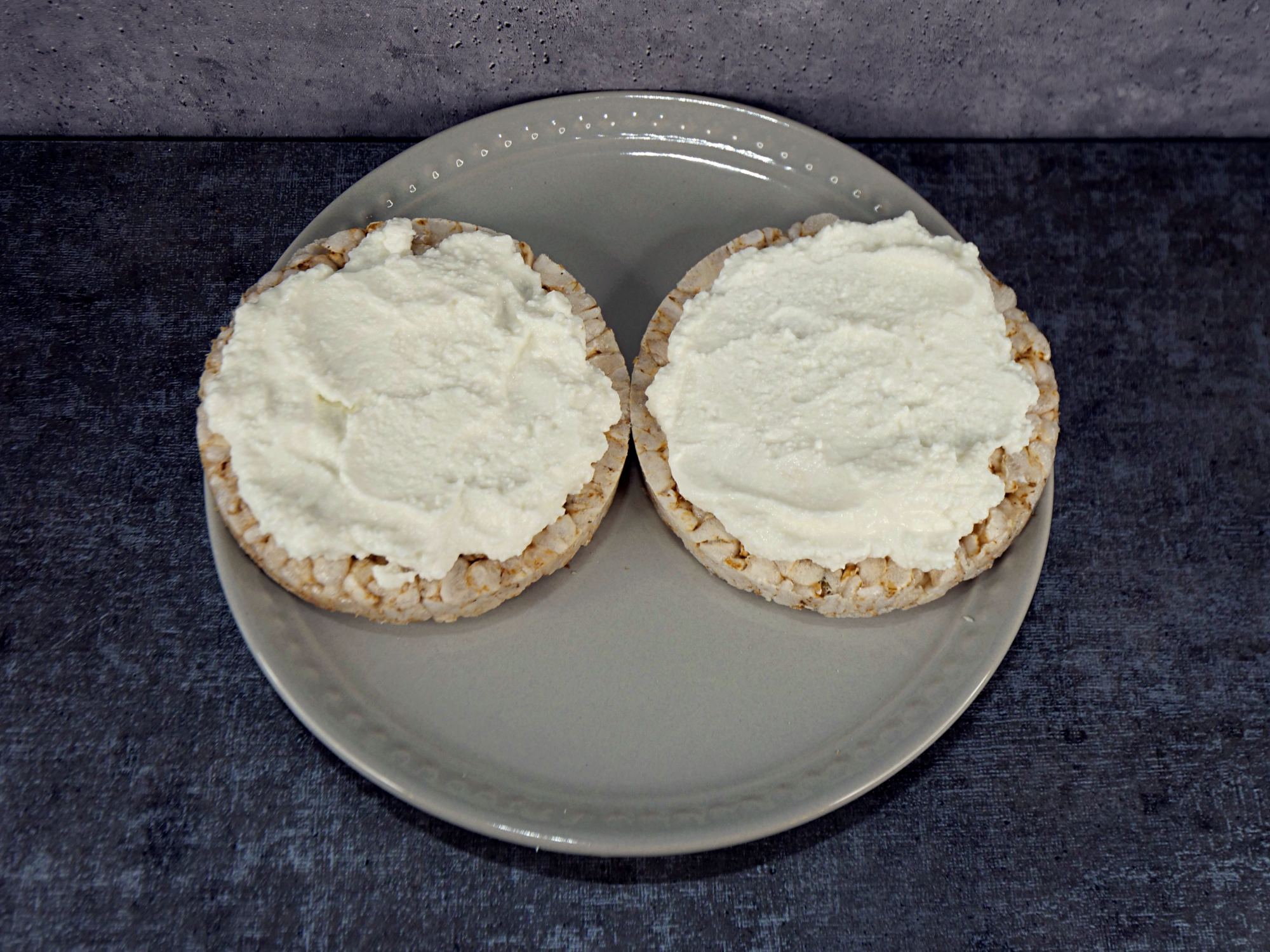 Rice cakes with ricotta cheese and banana