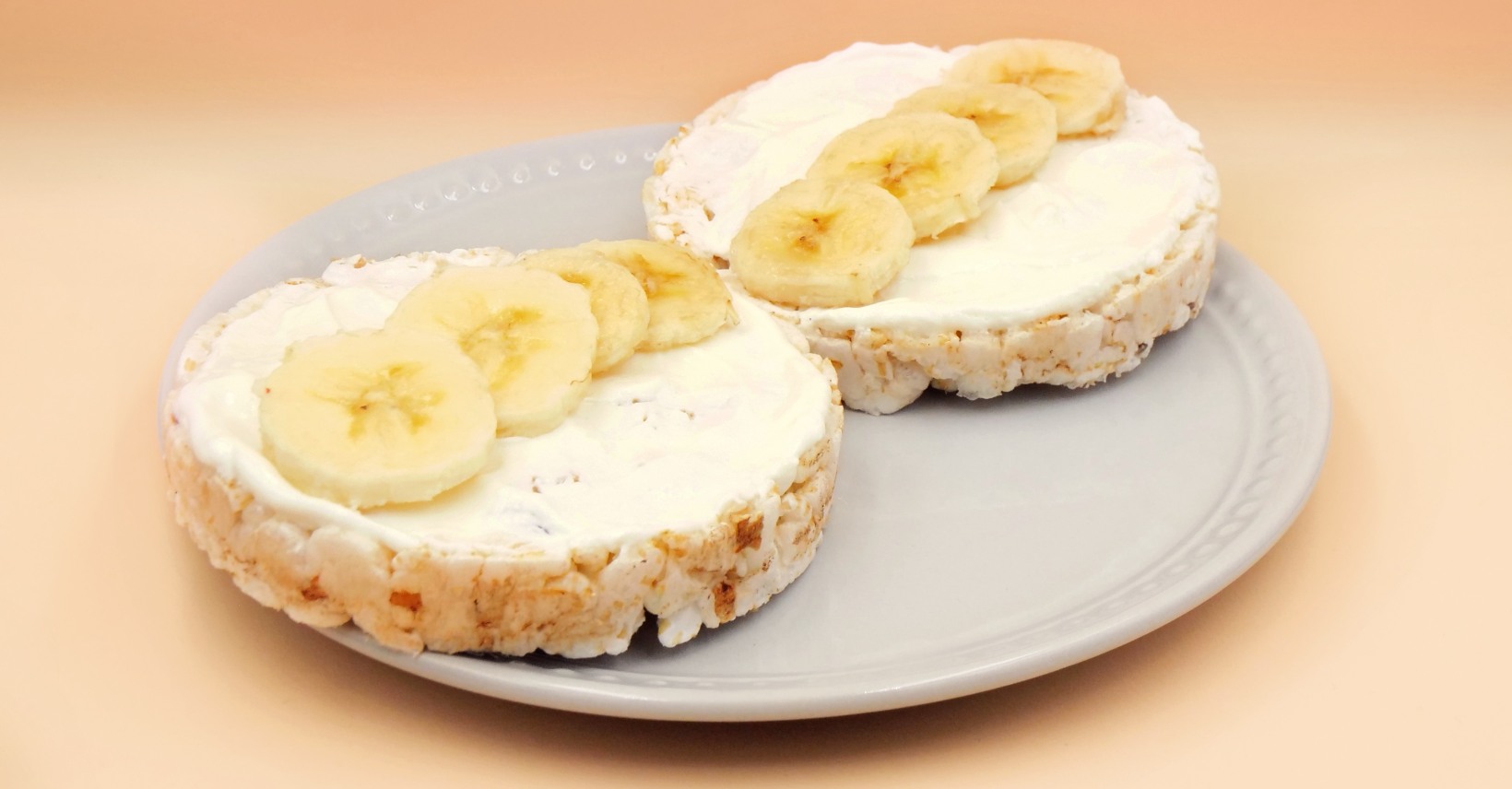 Rice cakes with ricotta cheese and banana